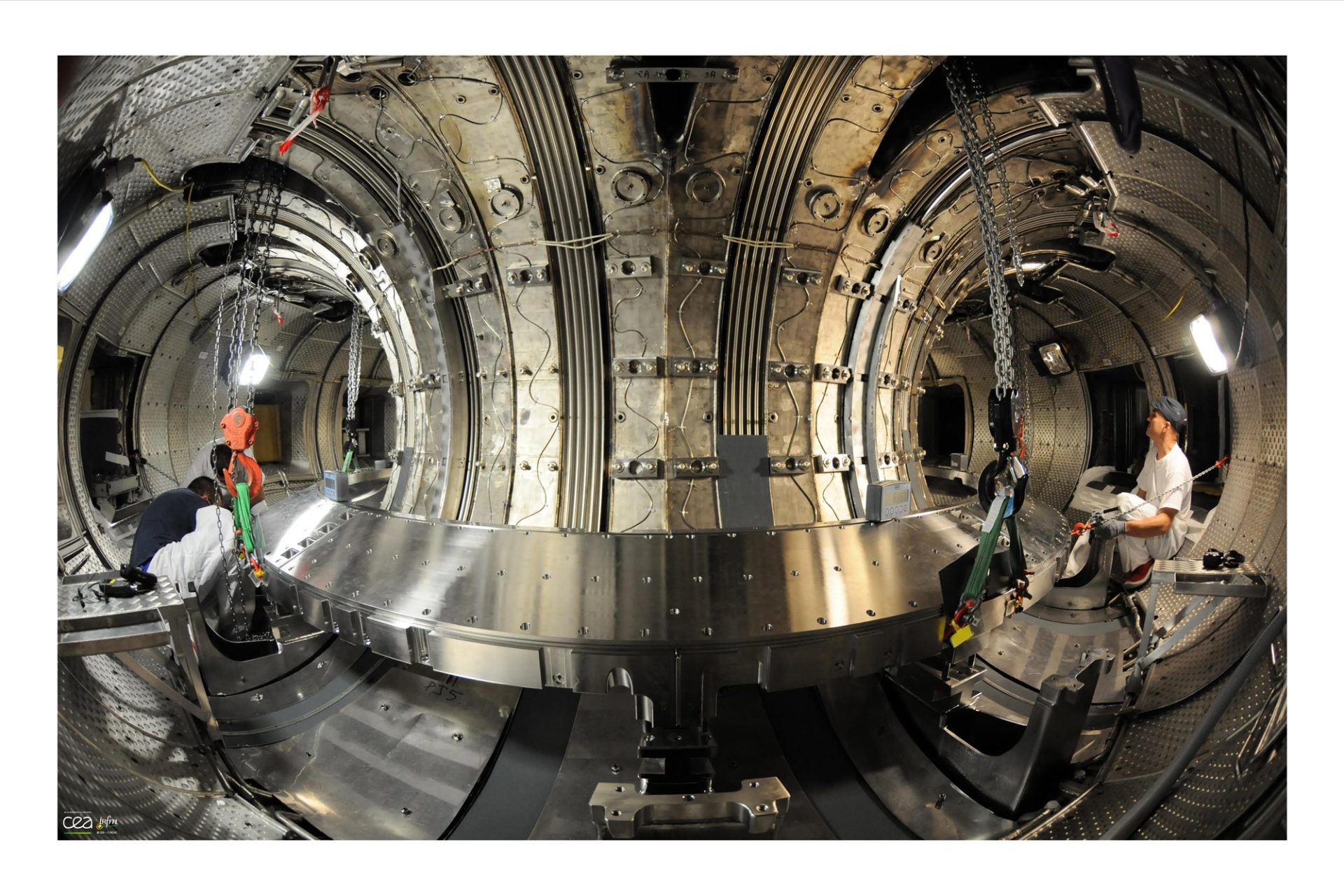 The divertor coil casings set up in WEST - IRFM